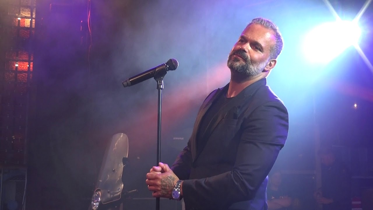 Denny Braaf zing Andre Hazes Medley - YouTube