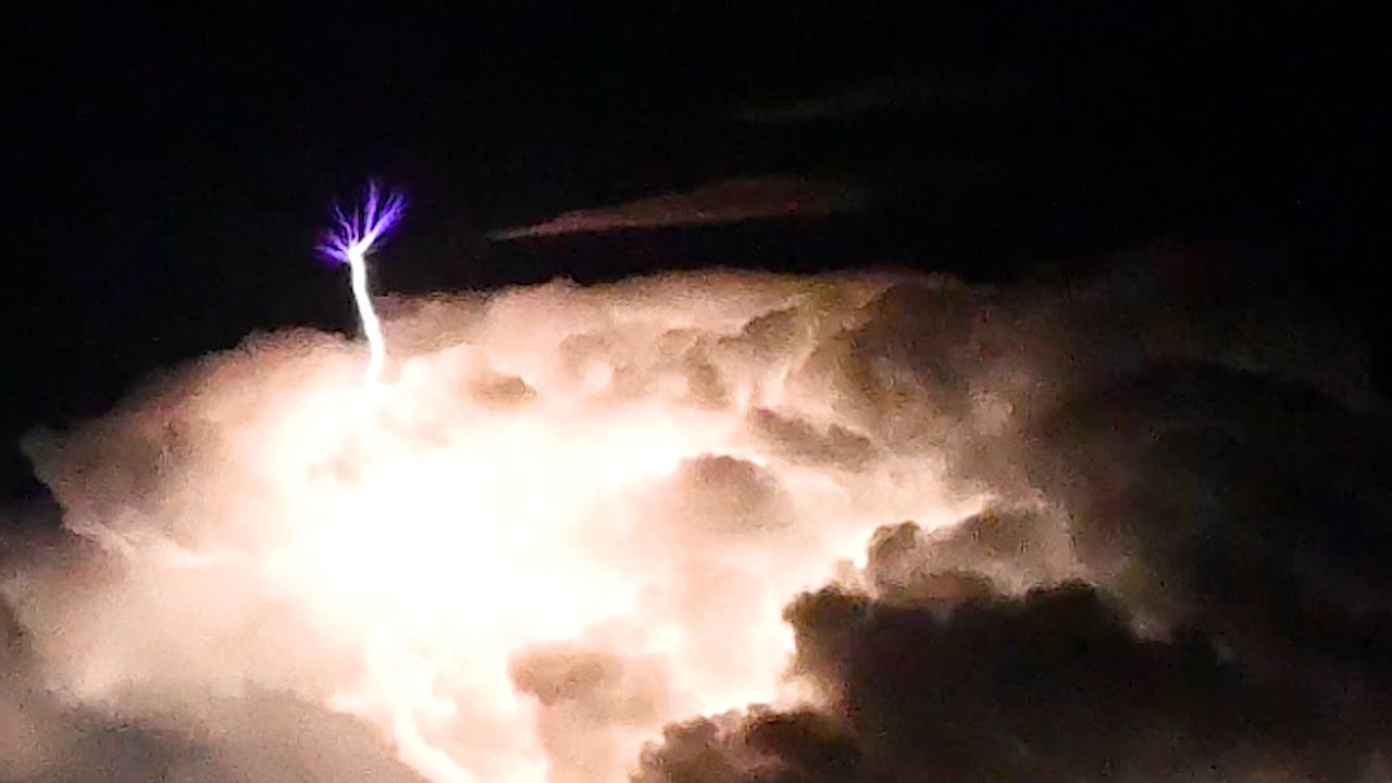 Impressive lightning off Wollongong. Did I capture some Blue starters ...