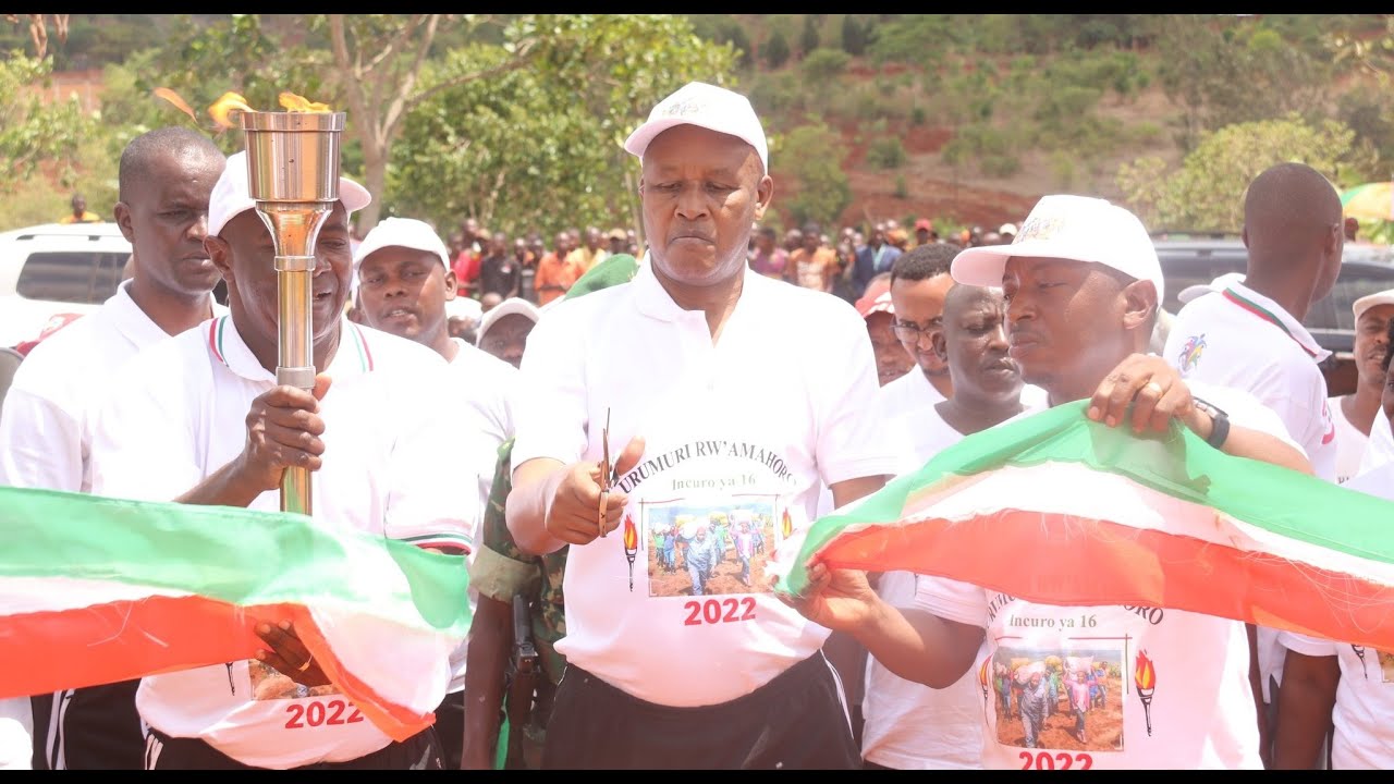 Icegera c'Umukuru w'Igihugu yifadikanije n'intwararumuri n'abanyarutana ...