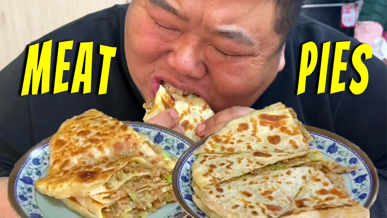 Fat monkey tried the meat pie and learned the trick from the kitchen ...