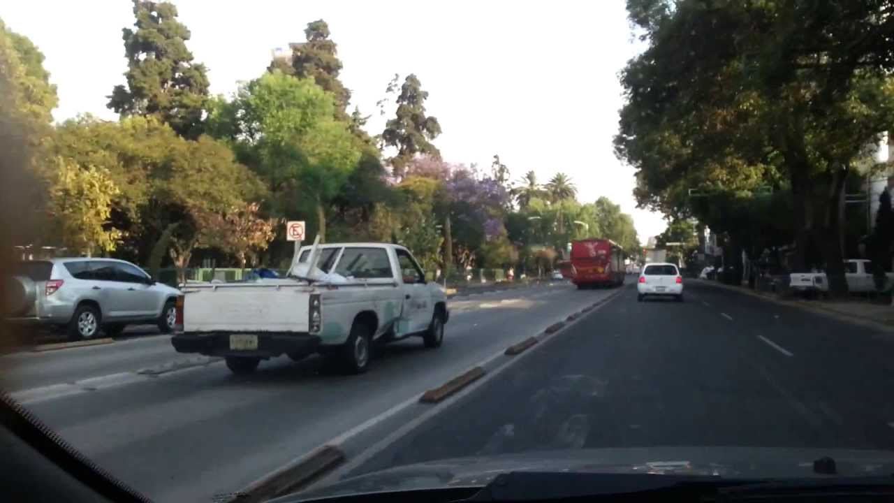 Camioneta GDF circula por carril del Metrobus - YouTube