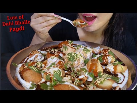 Eating Lots Of Khatti Mithi Dahi Bhalla Papdi || Indian Famous Street ...