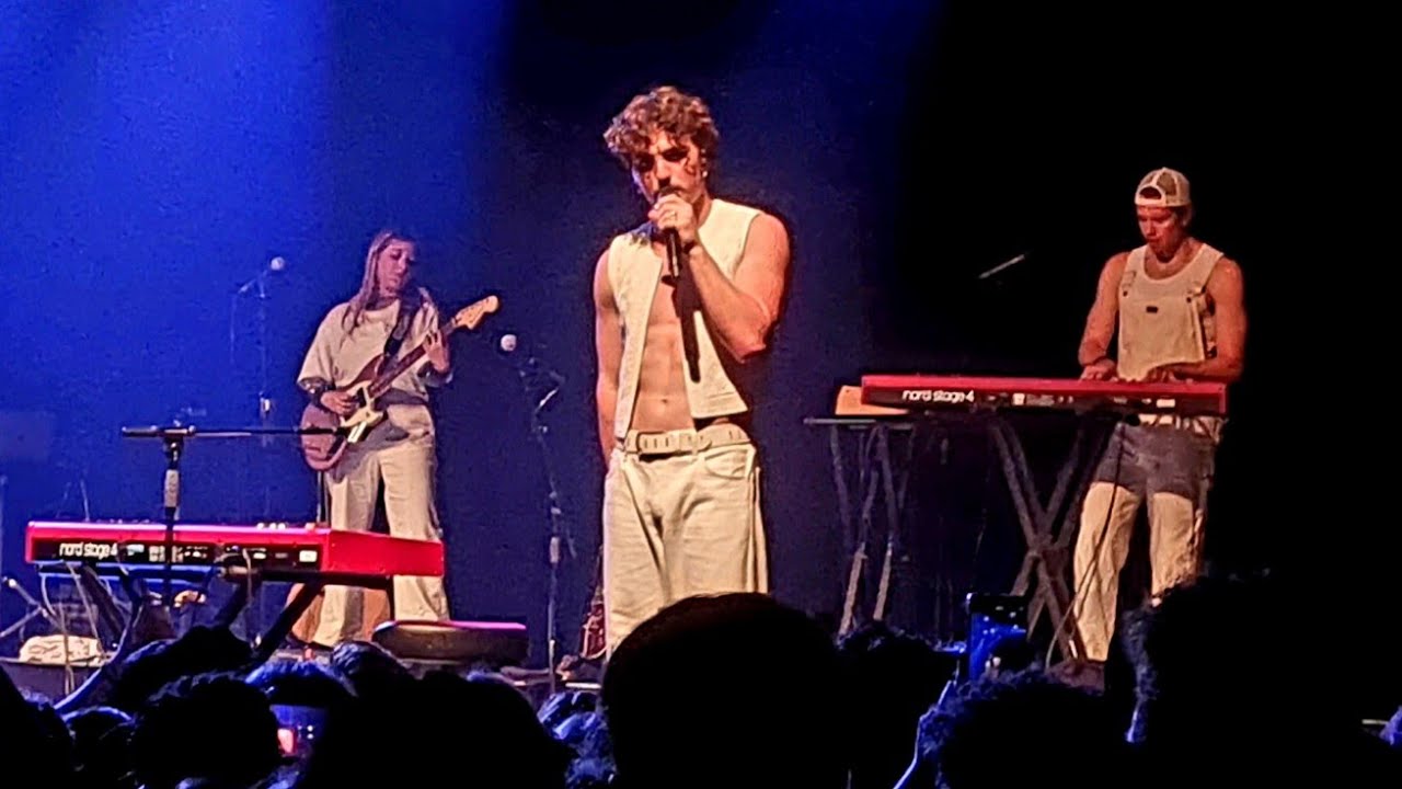 Benson Boone - Pretty Slowly, live, Paris, 2024 - YouTube
