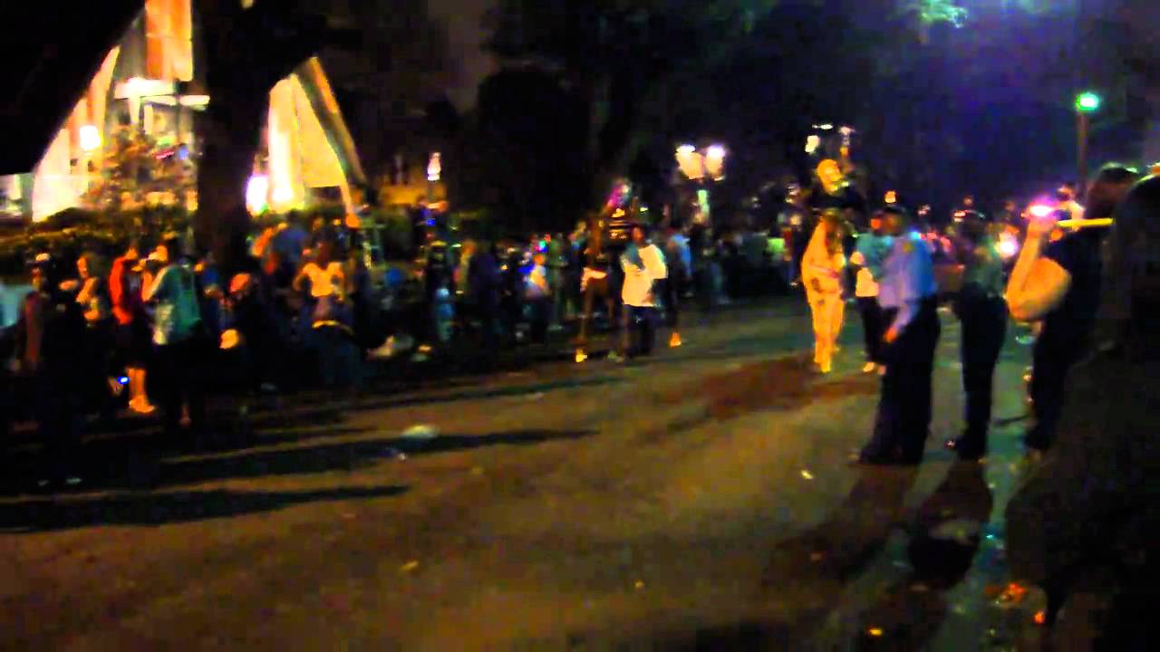 Flambeaux Carriers, Krewe D'Etat parade, Mardi Gras 2011 - YouTube