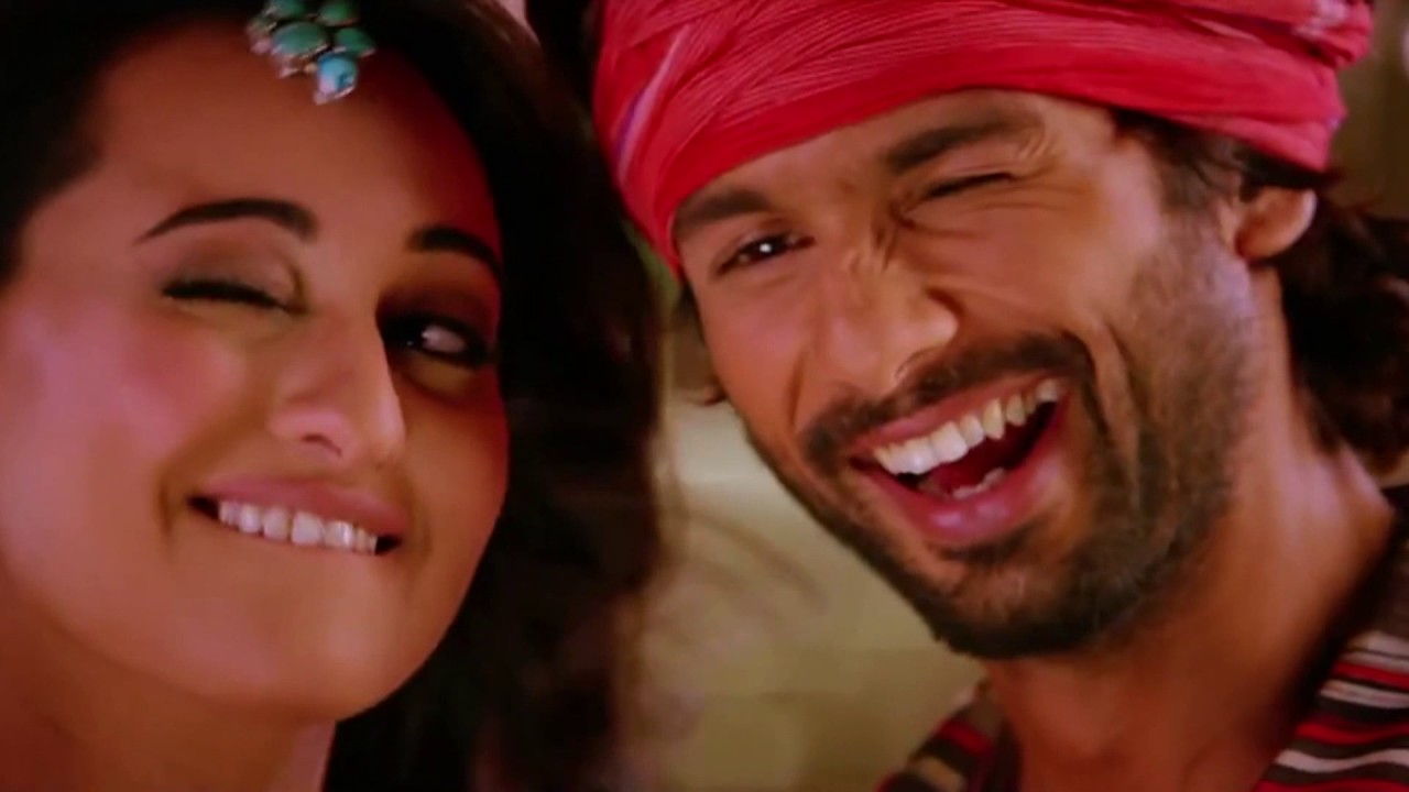 Bollywood celebrating Sairat success (Zingaat Song) - YouTube