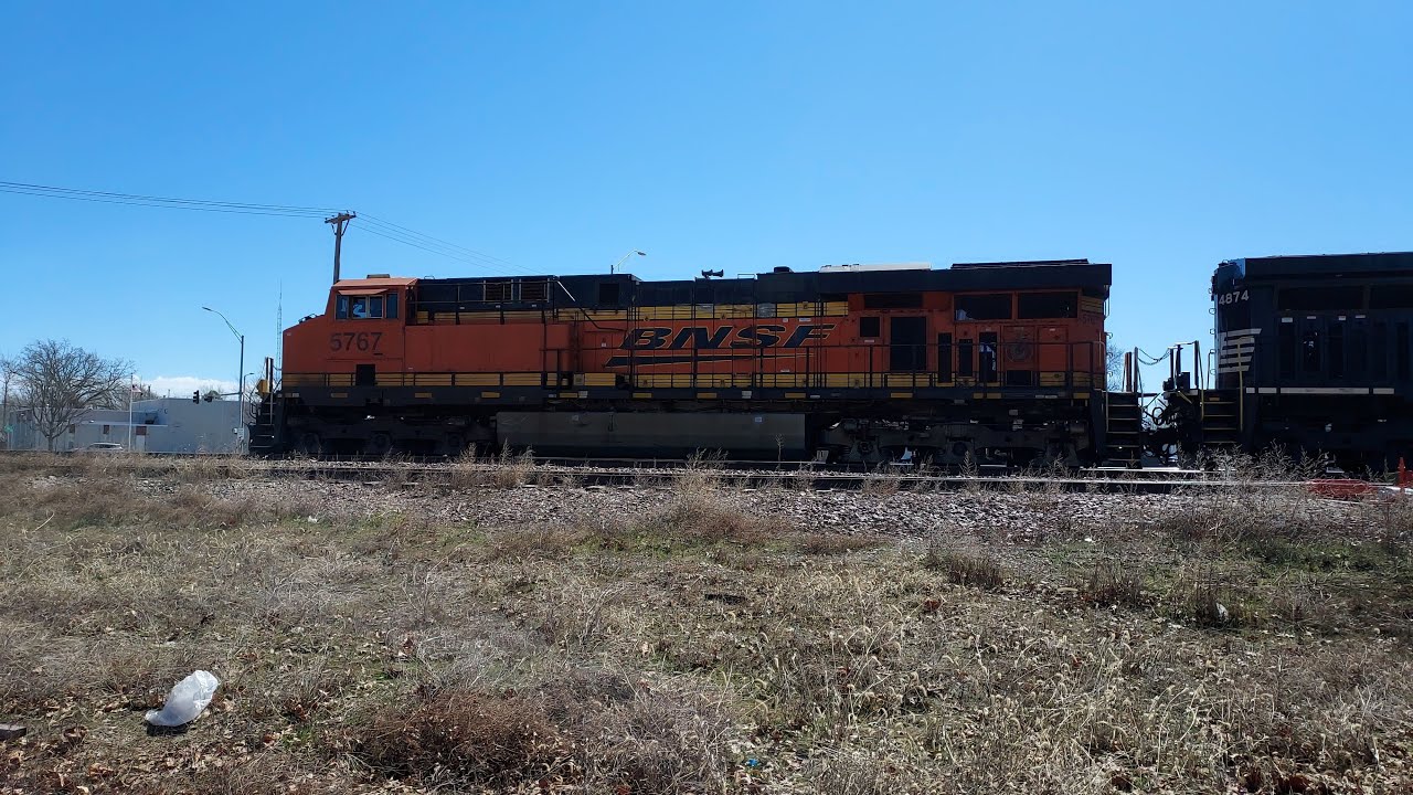 BNSF ES44AC 5767 Idling at a red signal! - YouTube