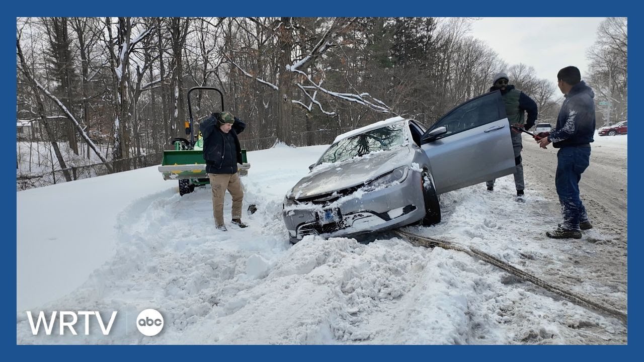 Neighbors help each other dig out from the snow - YouTube