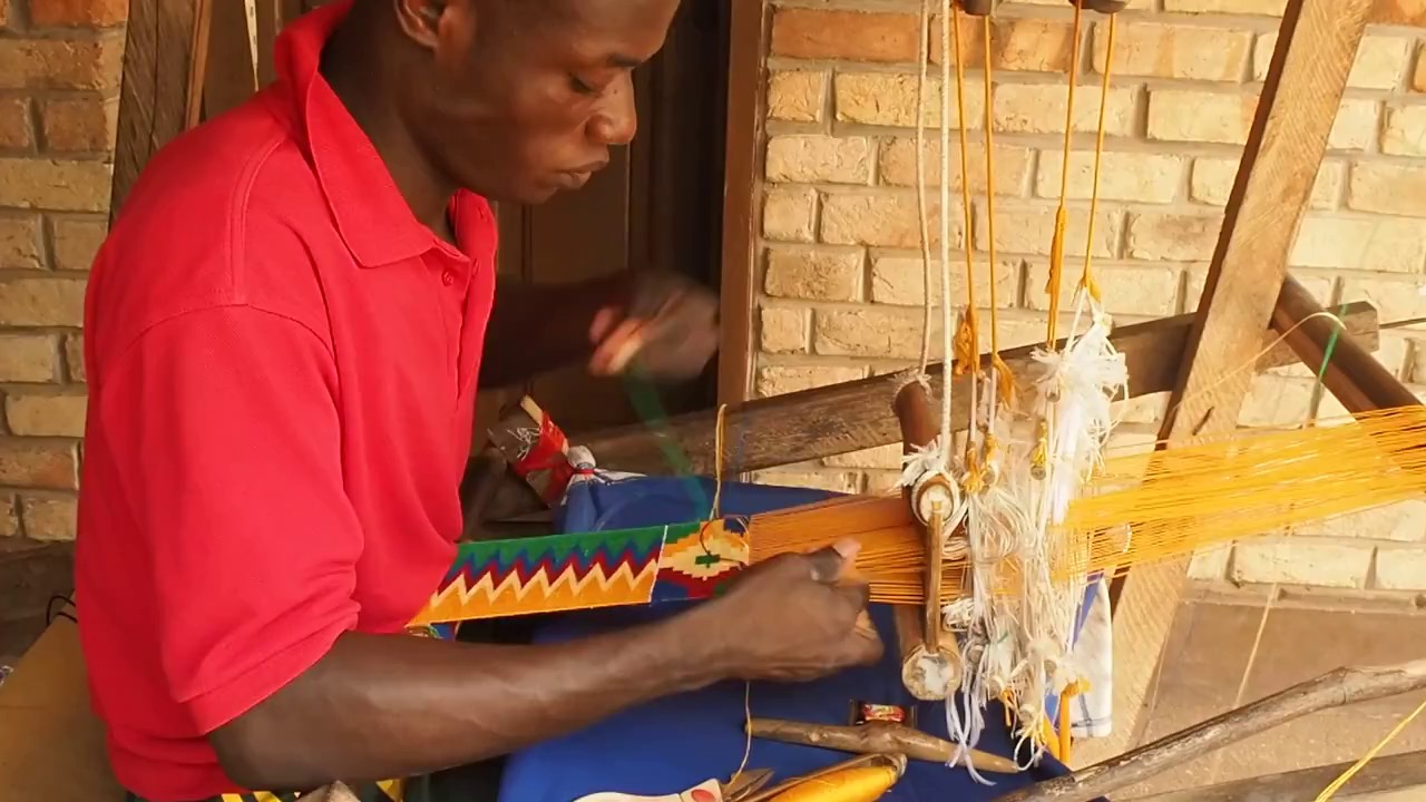 Kente Weaver in Bonwire, Ghana - YouTube