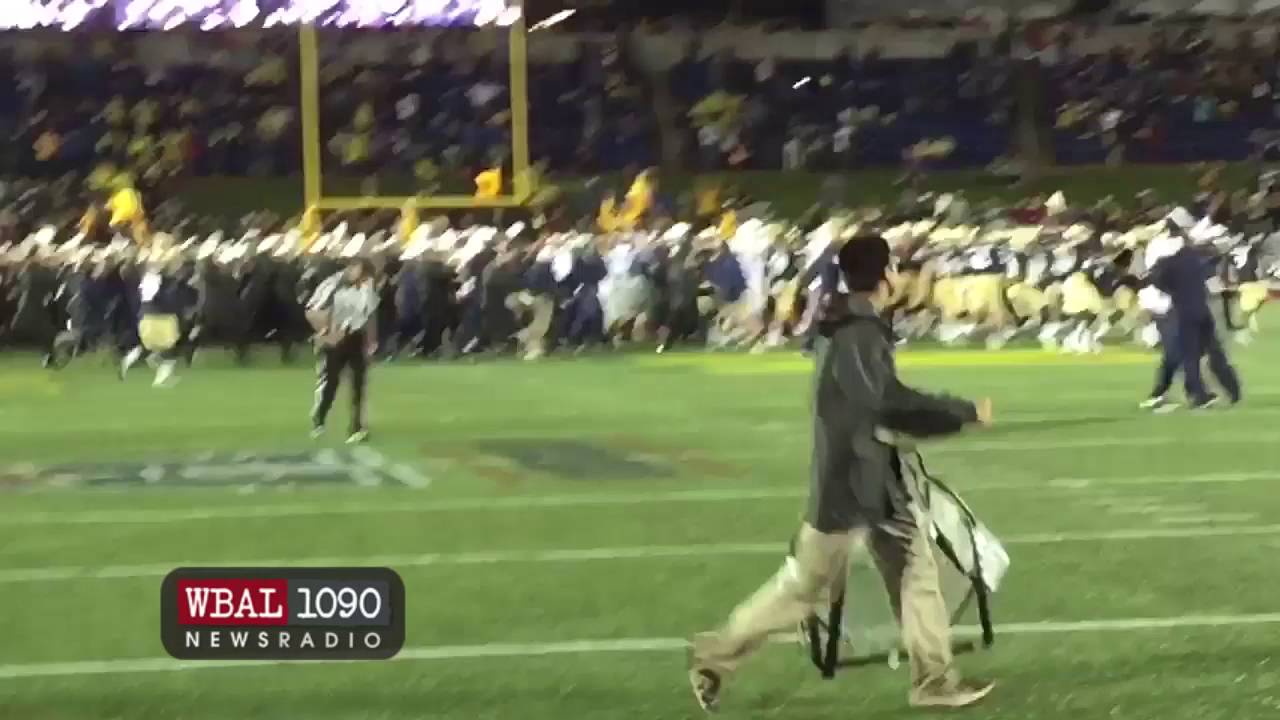 Fans Rush The Field After Navy Football Defeats Houston - YouTube
