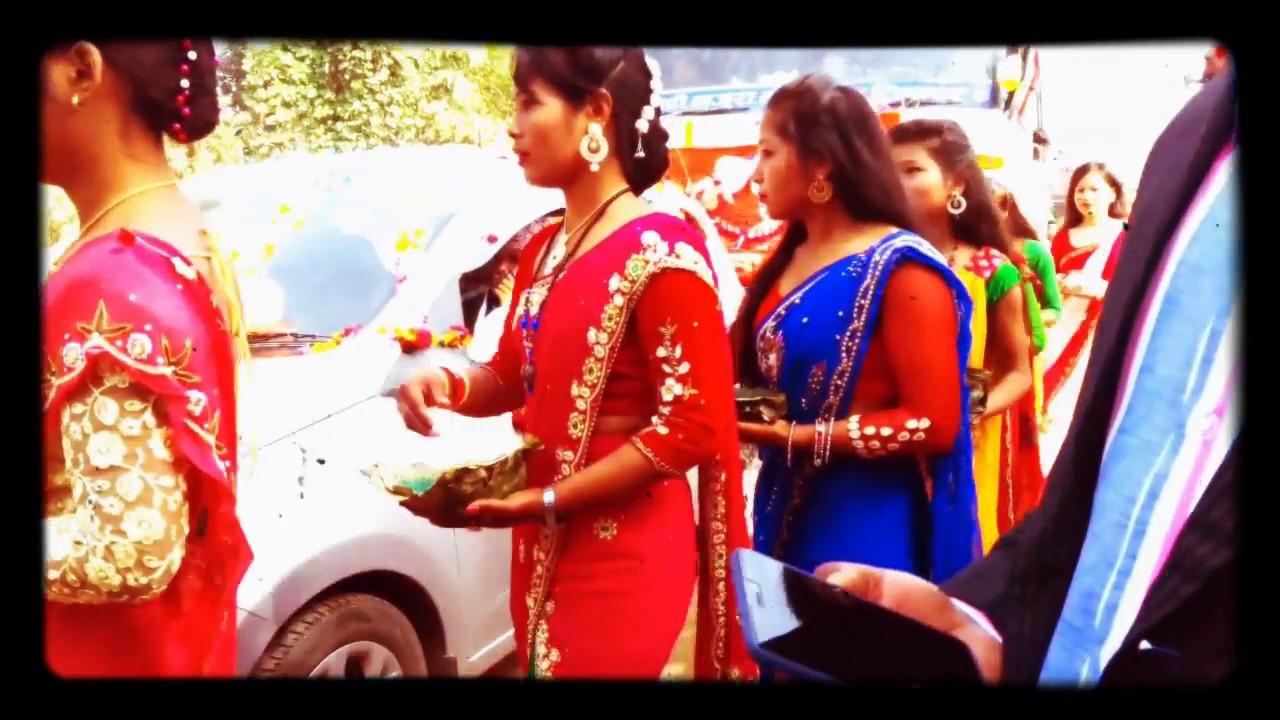 यसरी गरिन्छ दुलाहाको स्वागत थारु समाजमा - YouTube