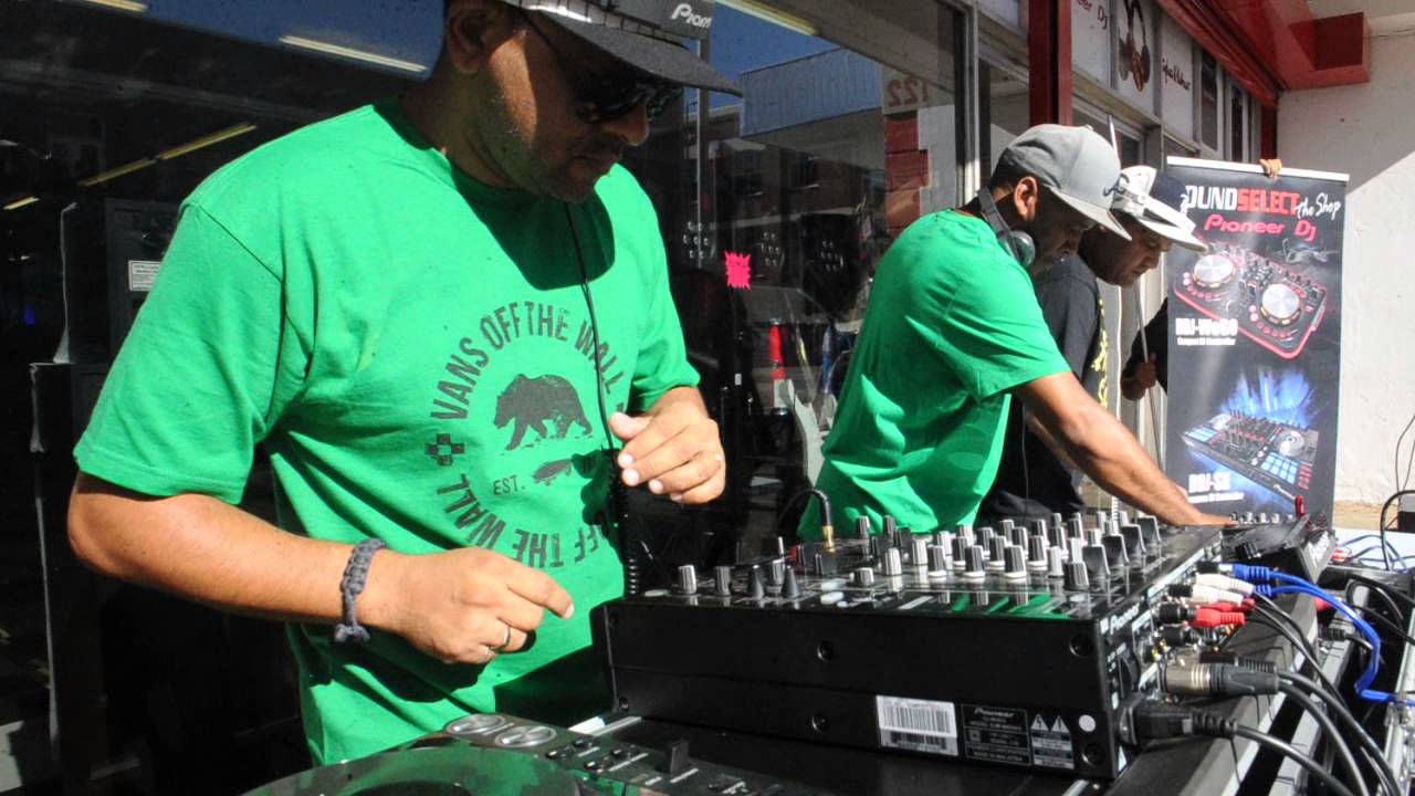 Ready D opening DJ skool in Woodstock 01 Video Peter Abrahams - YouTube