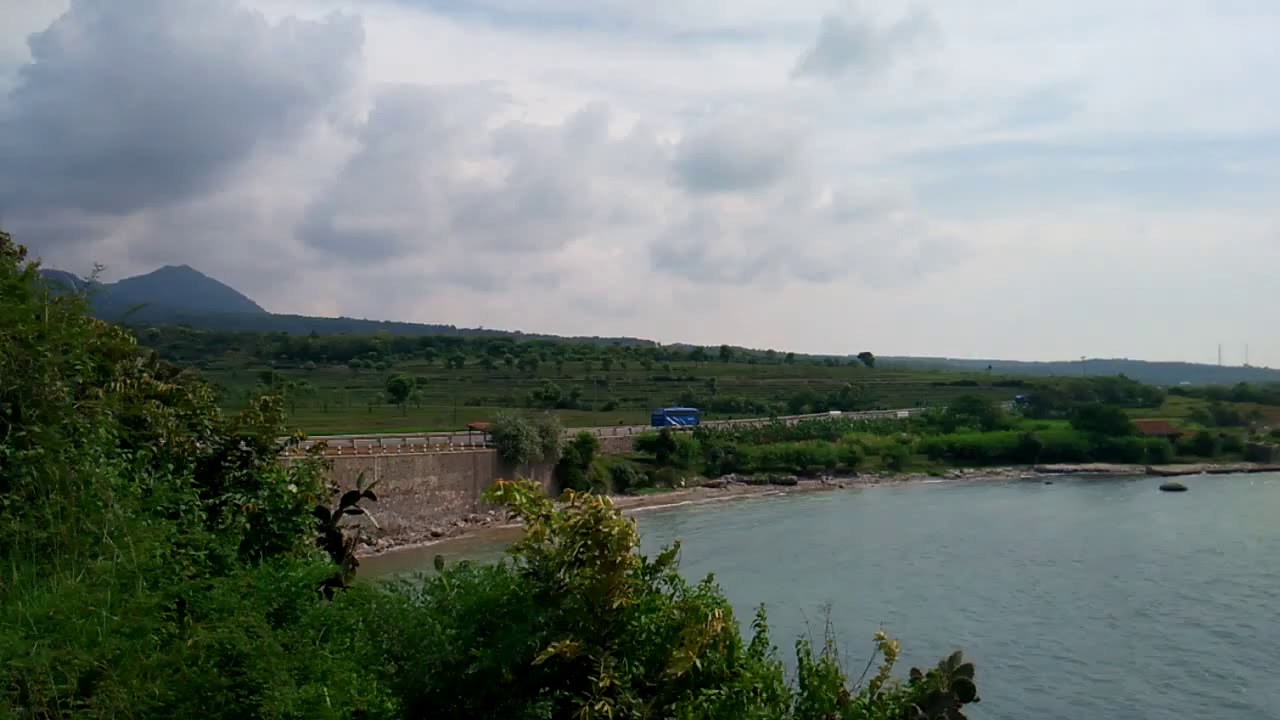 pemandangan pantai jatisari sluke dari kawasan parkiran rumah makan ...