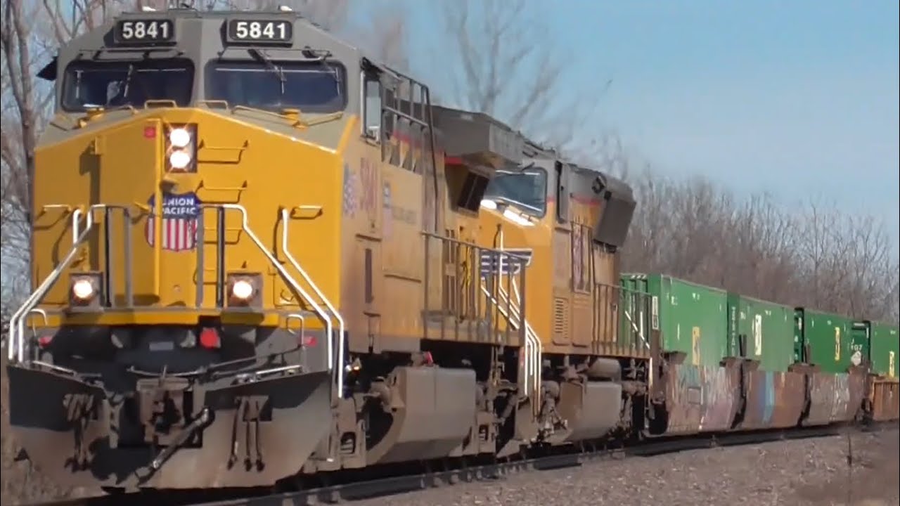 UP 5841 Leads ZYCEG through Scott City, MO - YouTube