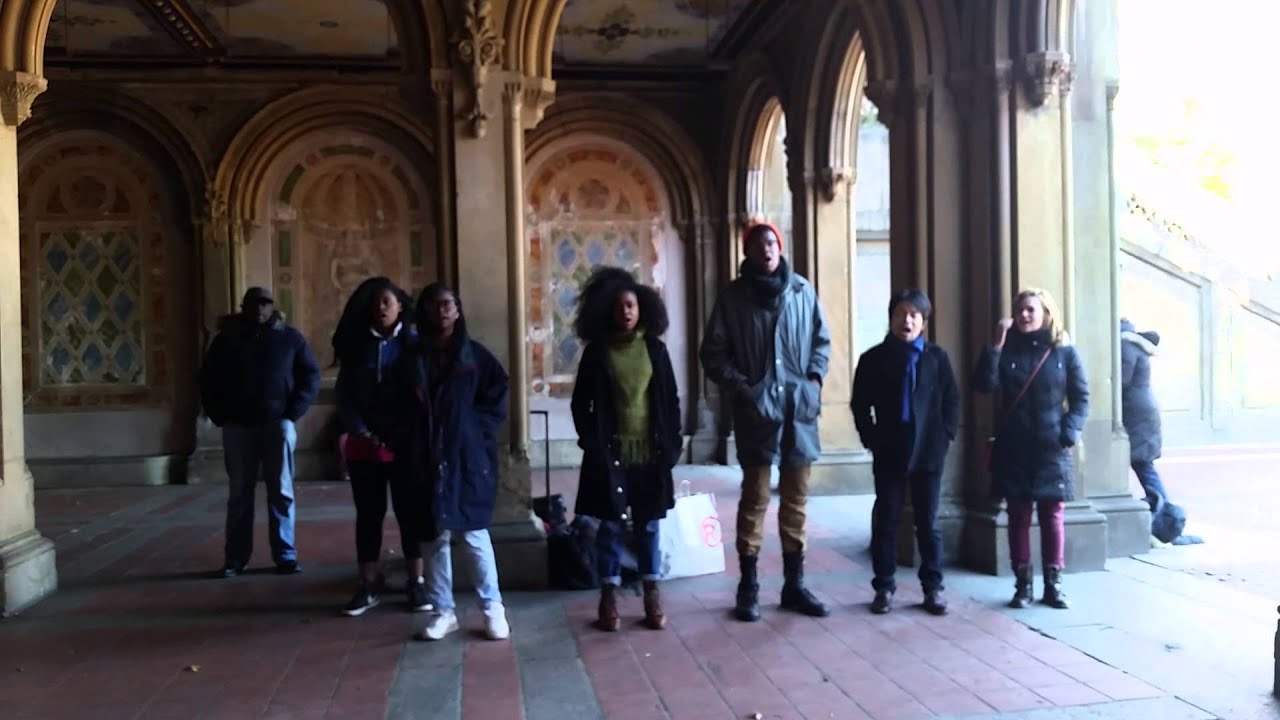 NYC street performers singing Christmas songs - YouTube