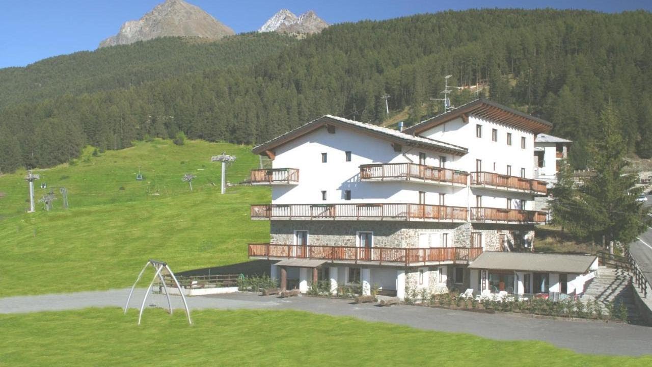Hotel Chalet des Alpes, Pila, Italy - YouTube