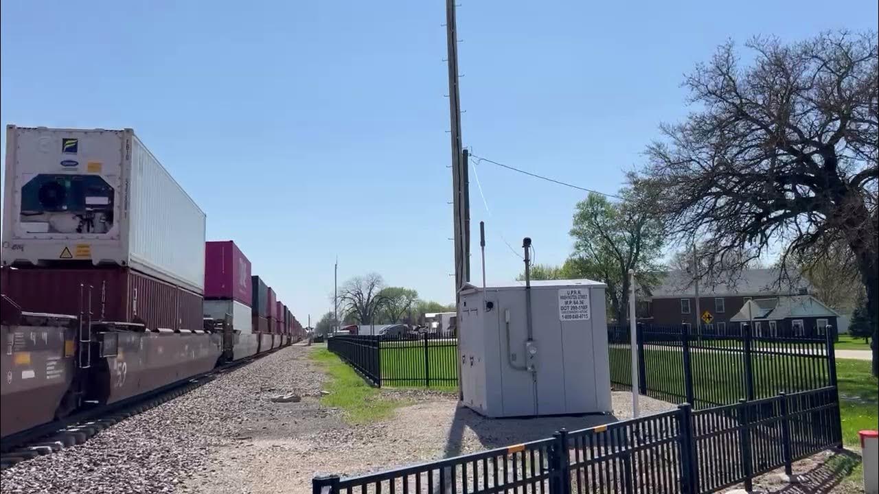 UP 9084 leads a super fast intermodal through Gardner, IL - YouTube