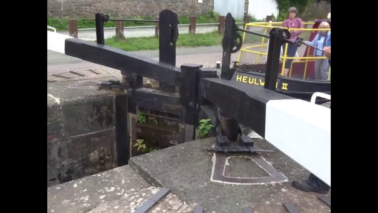 The Montgomeryshire Canal and the Welshpool Lock, Powys - YouTube