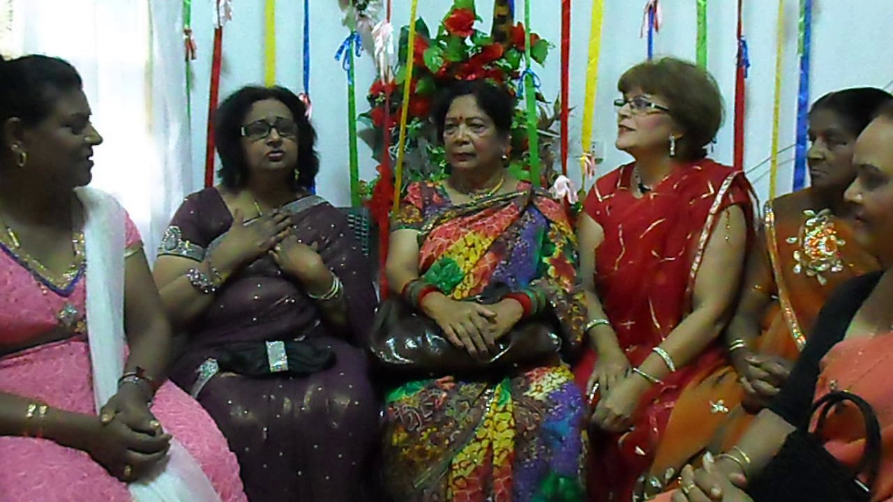 Dr Hooshila Reesaul Geet Gawai - YouTube