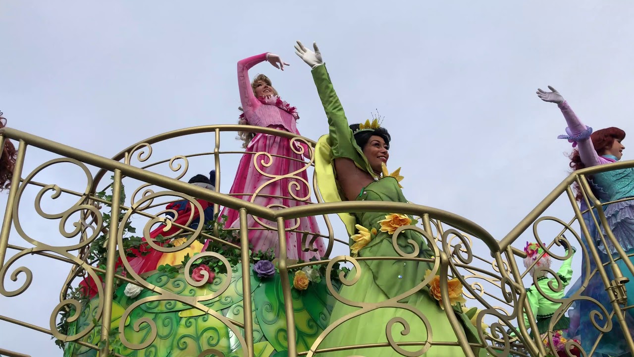 Princess Float in front of the Castle at Disneyland Paris - YouTube