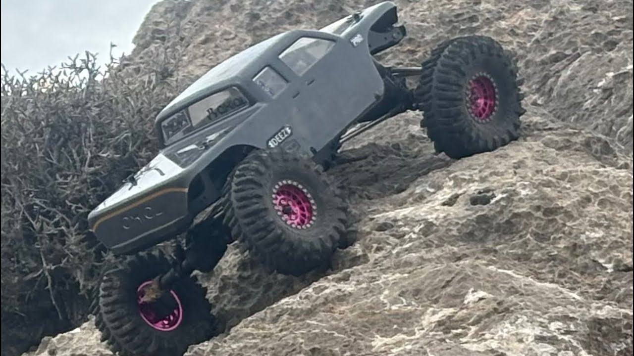 Scx10 Pro an H10 Optic hitting the rocks - YouTube
