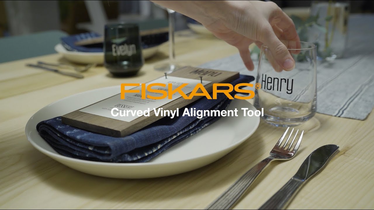 How to Use Fiskars® Curved Vinyl Alignment Tool - YouTube