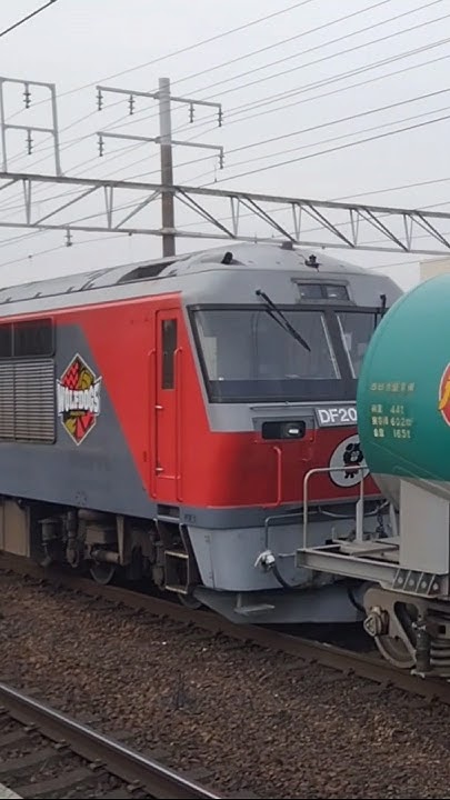 DF200-207 ウルフドッグスラッピング 8380レ - YouTube