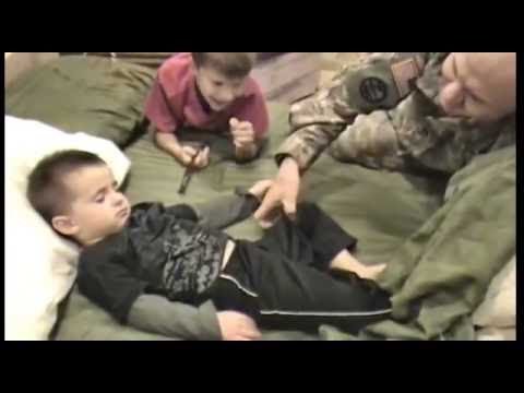 Soldier Dad Returns From Iraq For Surprise Homecoming And Runs Into a ...