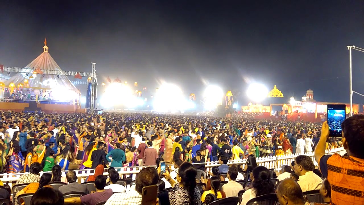 Garba show video Vadodara Gujarat - YouTube