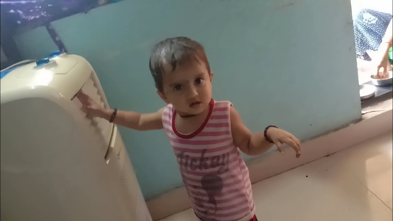 Twinkle kya kar rahi hai !! so cute girl !! - YouTube