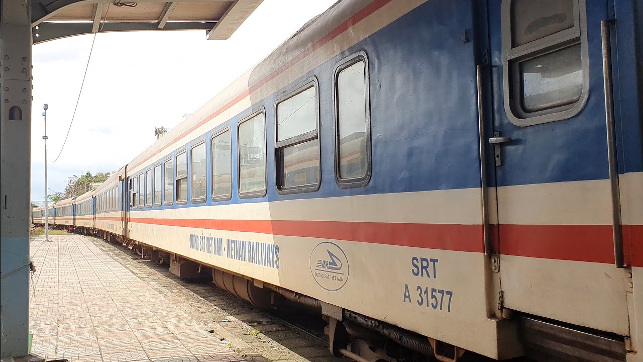 Máy D19E-956 kéo tàu SE8 vào sân ga Nha Trang lúc 13:42(7/3/25) - YouTube