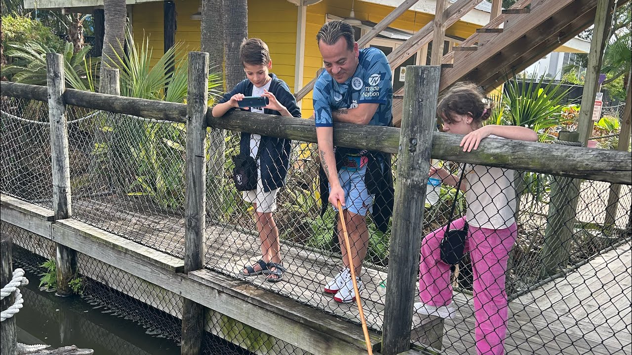 Day 6 vlog - feeding the gators, star flyer, ice cream and CICIS Pizza ...