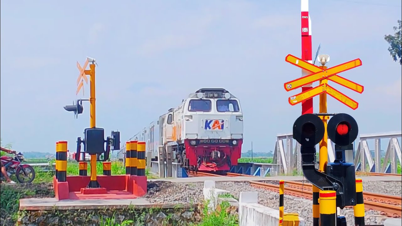 ADA POS BARU BEROPERASI‼️ NONTON KERETA API DIPERLINTASAN KERETA API ...