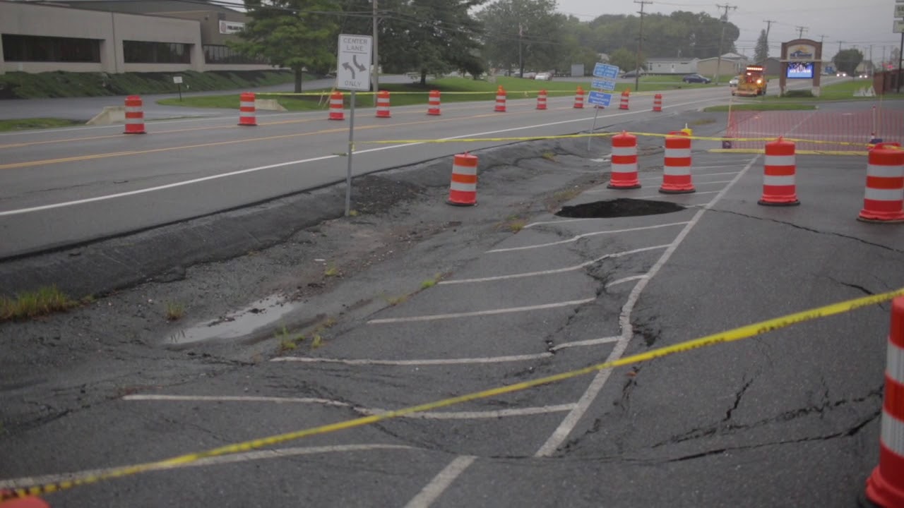 Sinkhole closes part of Route 422 in Palmyra, Pa. - YouTube