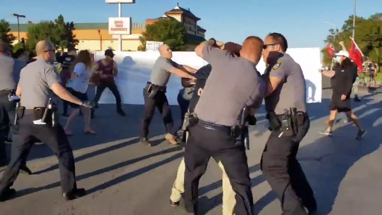 Police VIOLENTLY attack PEACEFUL protestors - YouTube