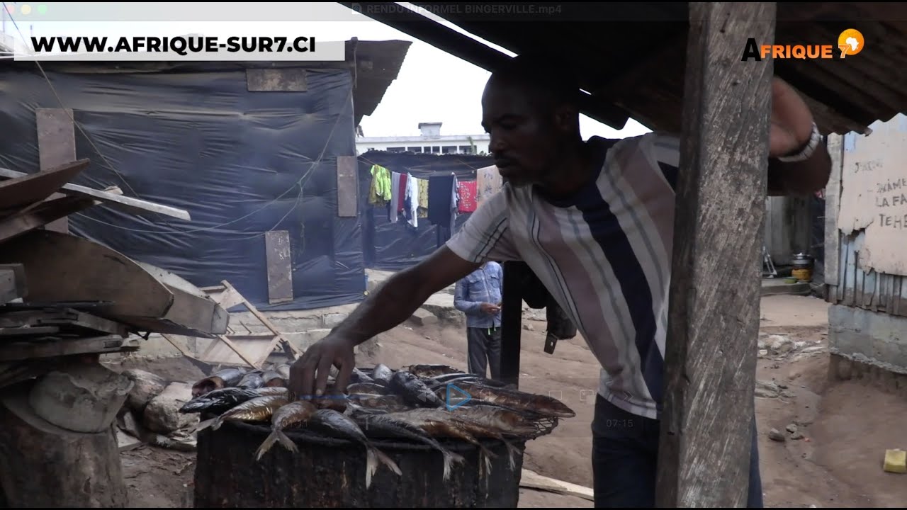 TEHE SÉVERIN ce digne vendeur d'APF (Attieke poisson fumé) - YouTube