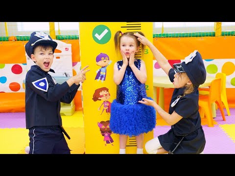 Cinq Enfants jouent et s'amusent avec des trampolines