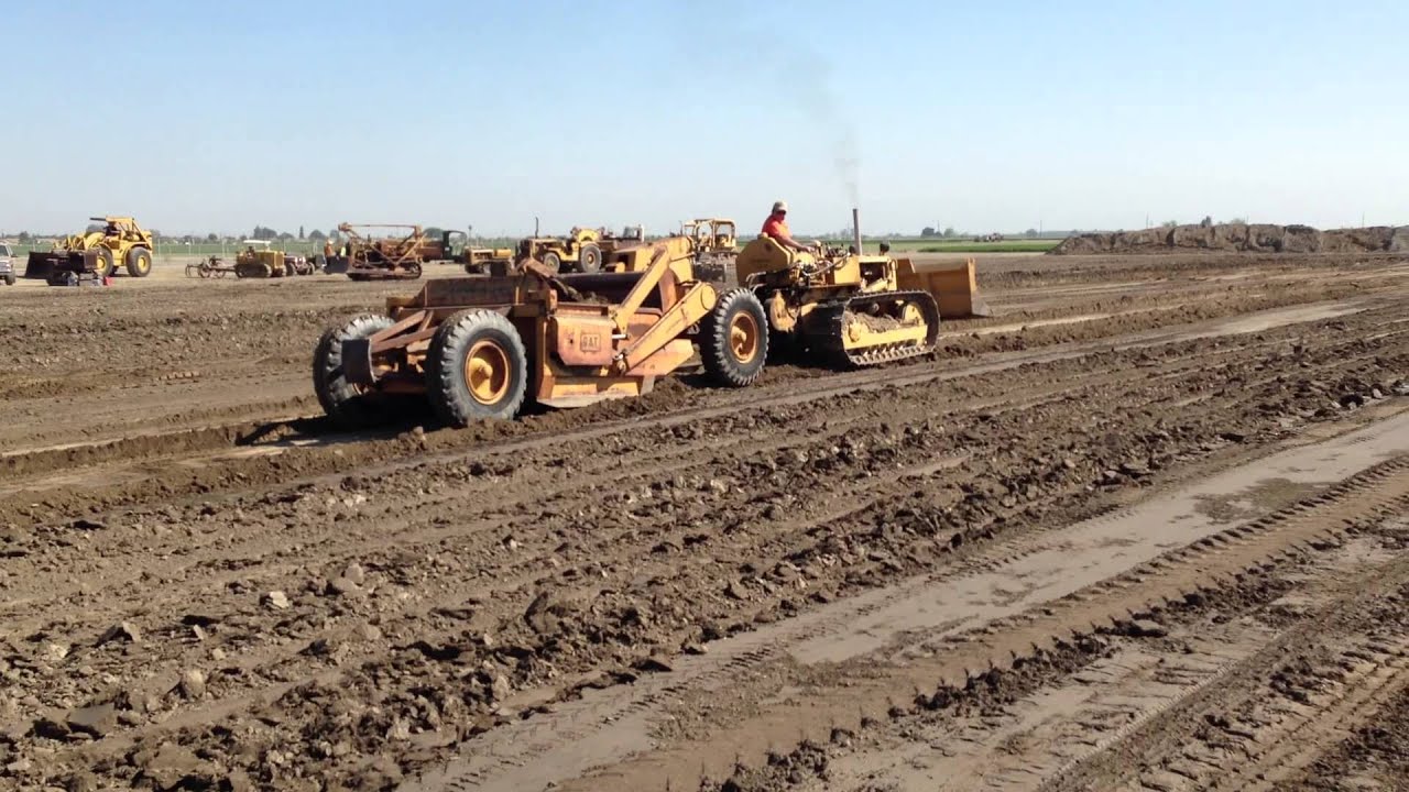 Mighty D4 Pulling a Cat 40 Scraper - YouTube