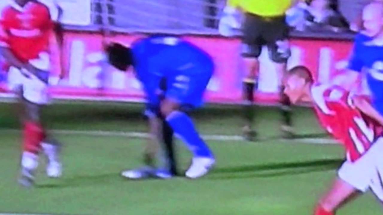 football player ties shoelaces whilst other team SCORE! - YouTube