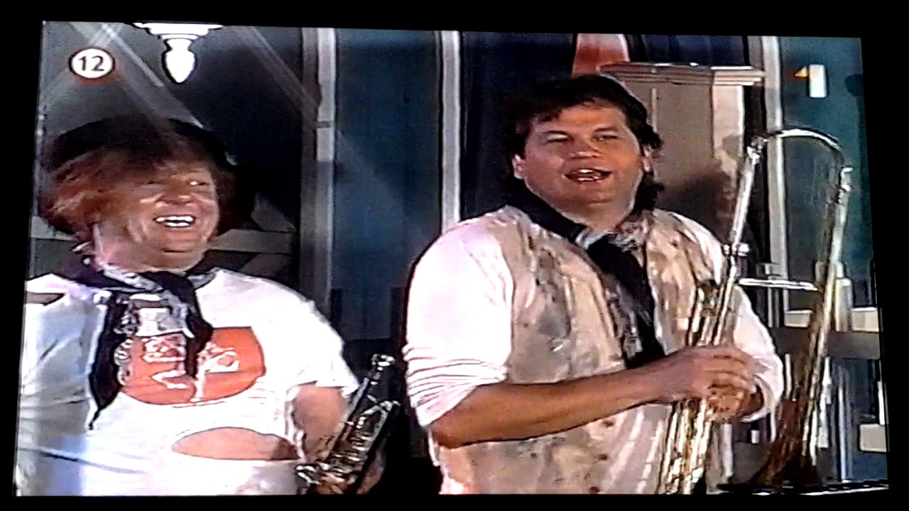 Senzi Senzus Slovenský Grob 1998 04 Bezdomovec - YouTube