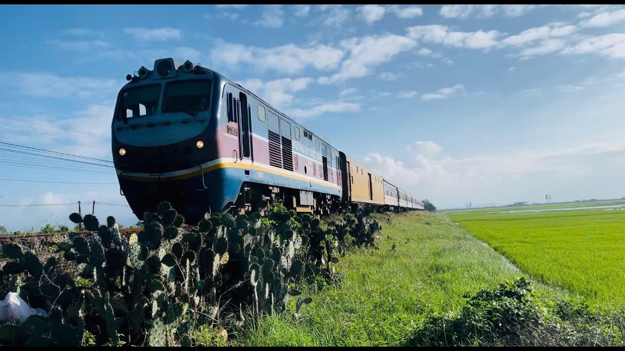 2 chuyến tàu khách qua 2 khu gian Tp Tuy Hòa ngày cuối tháng 2/2025 ...