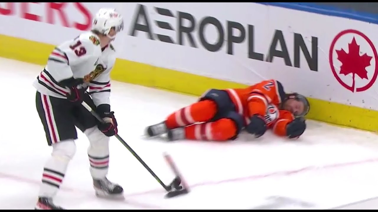 Duncan Keith crashes hard to the end boards - YouTube