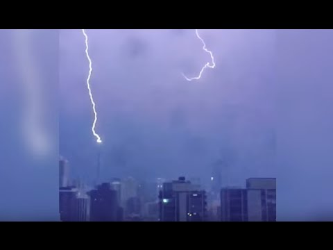 Lightning Strikes Chicago's Trump Tower as Illinois Votes - YouTube