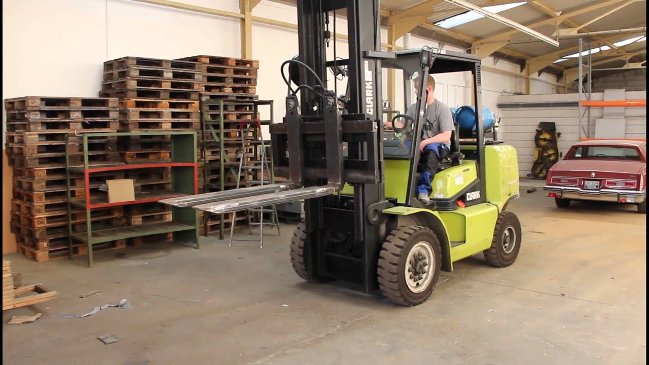 Gabelstapler CLARK CGP 45 - YouTube
