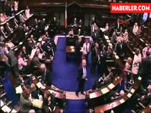 İrlanda Meclisinde Kucağa Oturtma Skandalı