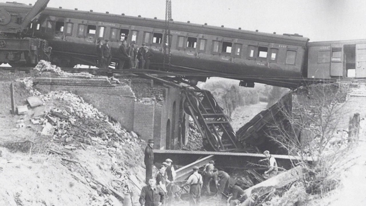 LEARN FROM OLD MEMORIES "TRAIN ACCIDENT" #train #accidenttrain # ...