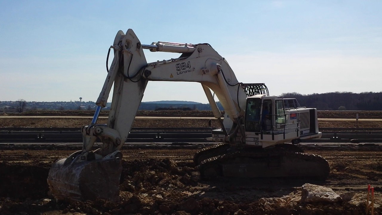 Liebherr R984 - YouTube