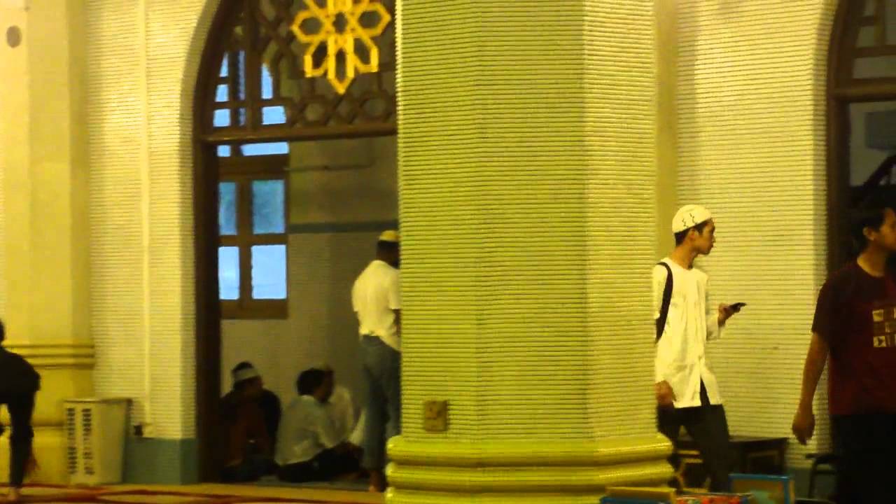 Preparation of ramadan iftar at Sultan Mosque Singapore - YouTube