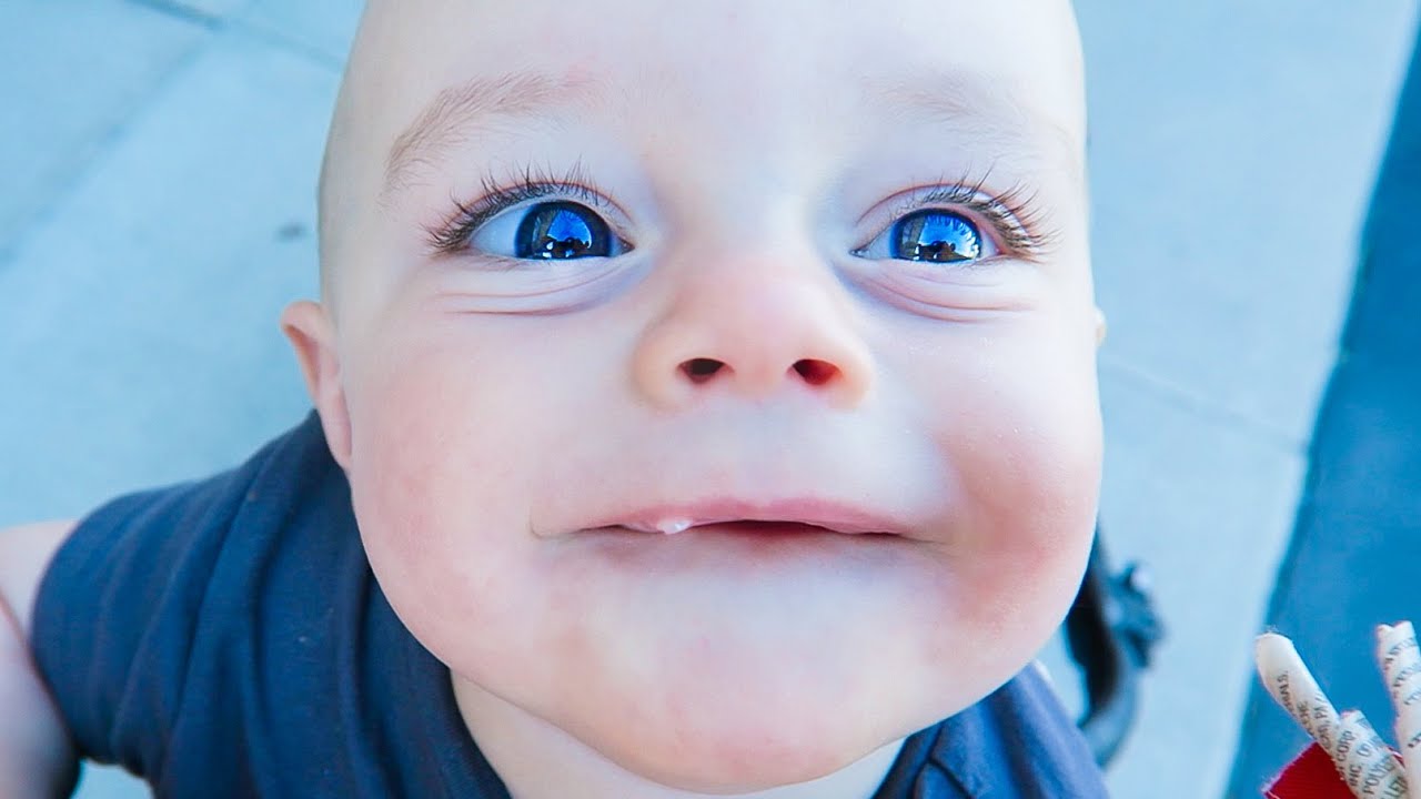 CUTE SNAGGLE TOOTH BABY! - YouTube