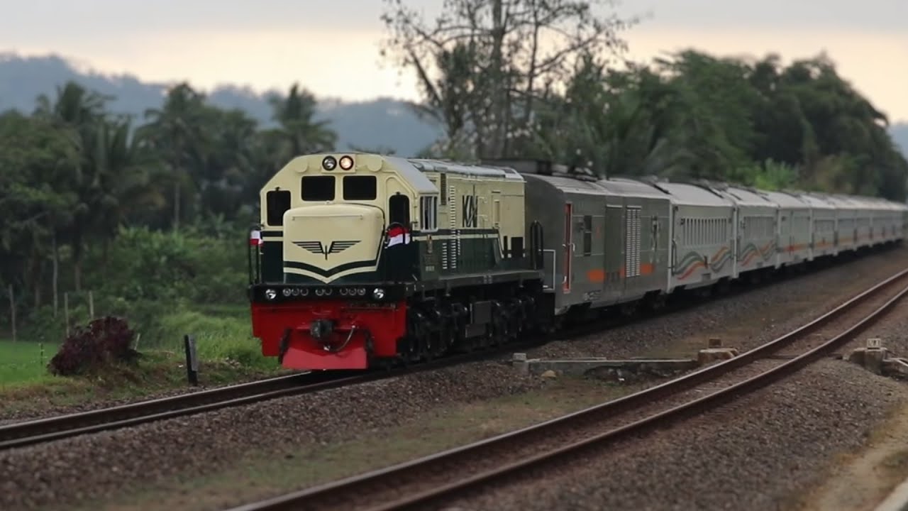 CC201-8331 Old Diesel Locomotive Full Speed ! - YouTube
