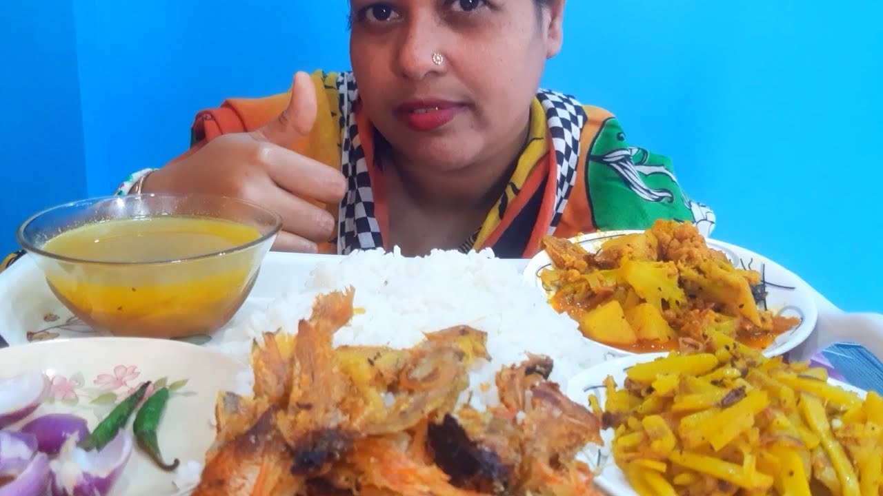 EATING RICE WITH DAAL , FULLCOPY ALUU FISH CURRY , POTATO FRY AND FISH ...
